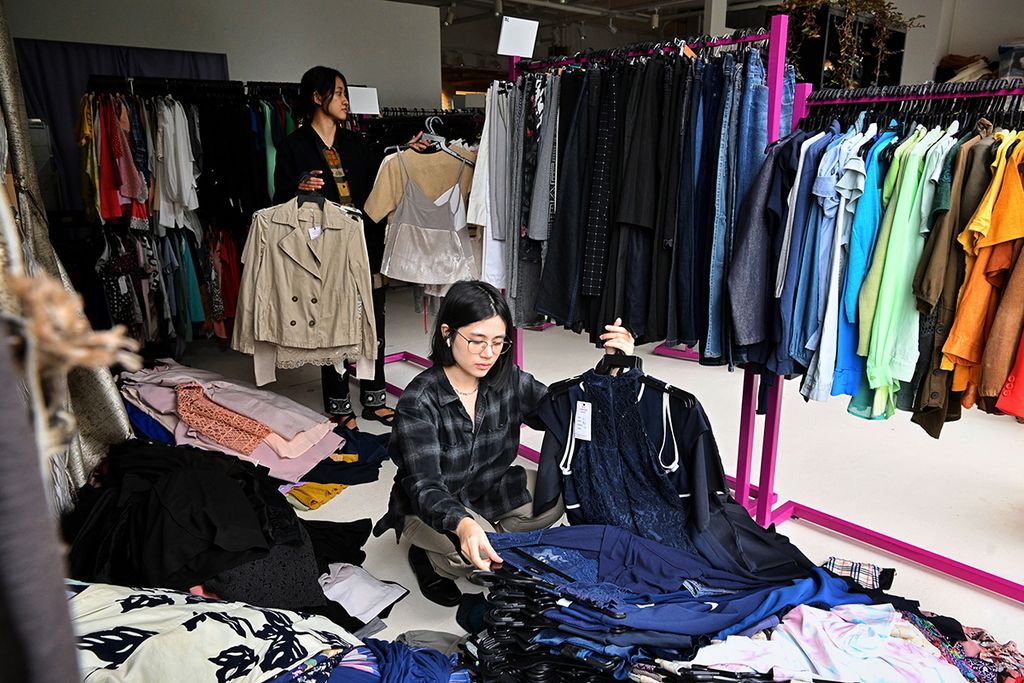 On-trend and kind to the planet: Why fashionistas are opting for old ...